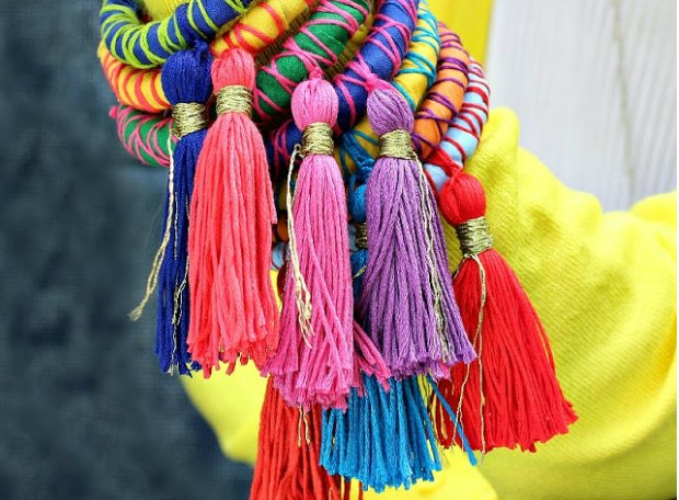 Make a tassel as a zipper pull - video - Sew Modern Bags