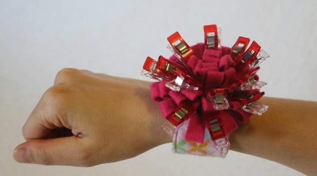 Make a wrist holder for your Wonder Clips - video tutorial - Sew Modern ...