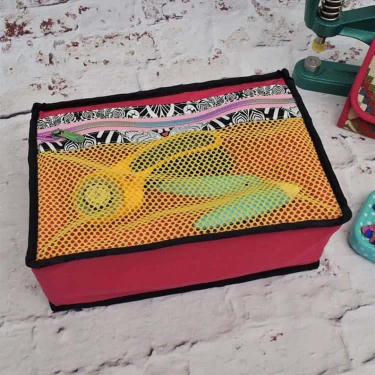 Winnie Utility Pouch sewing pattern (with video) - Sew Modern Bags